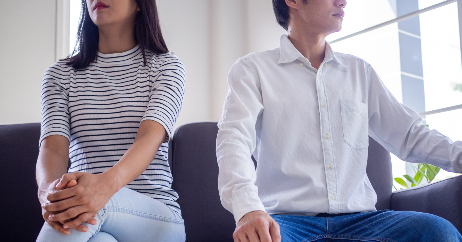 Men who always have a foot out the door in their relationships usually had these 10 experiences ...