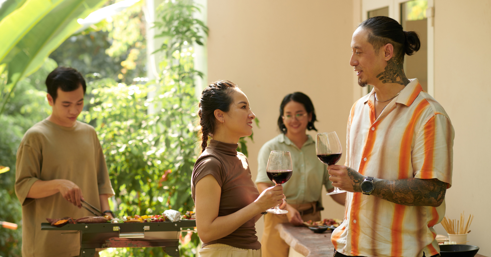 9 body language signs someone finds you attractive but is trying to ...