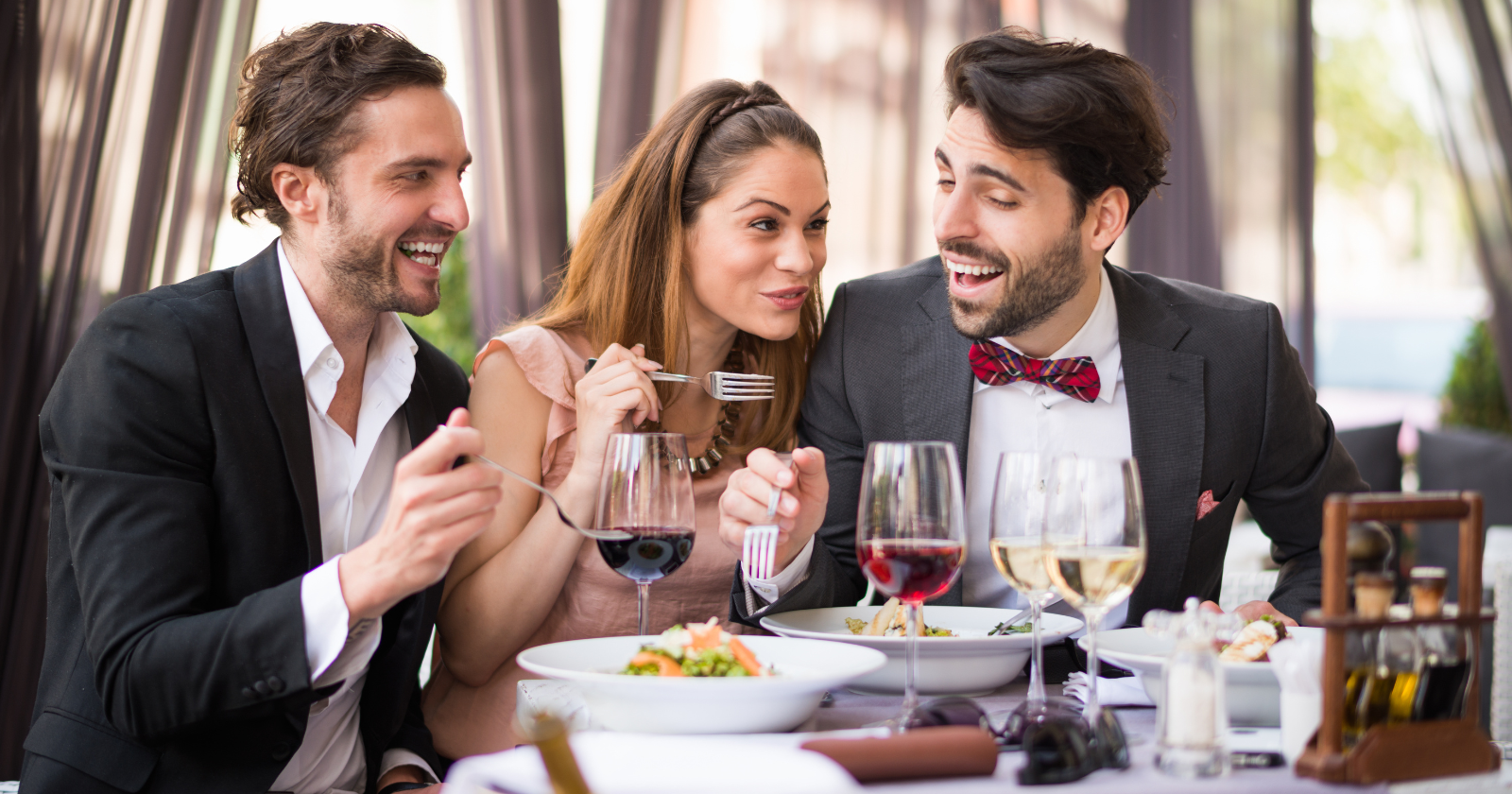7 restaurant habits that quietly signal someone wasn’t raised with ...