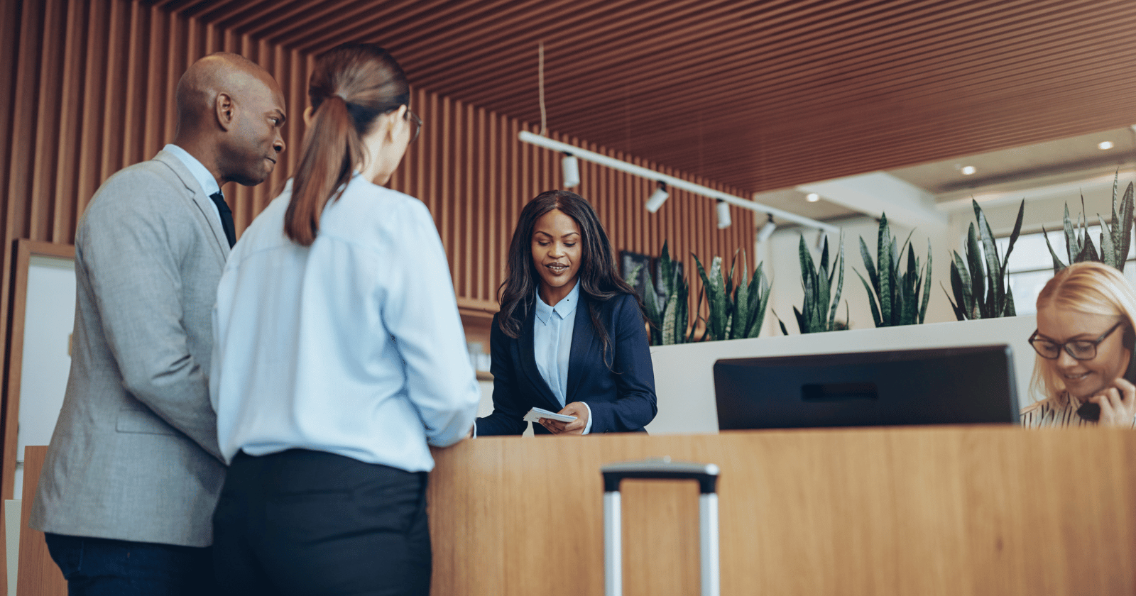 7 things wealthy people do at hotels that middle-class guests never ...